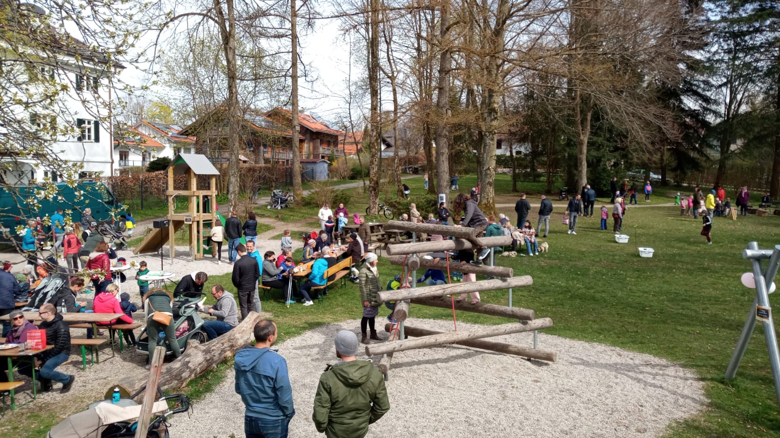 Der Osterhase versteckt Eier im Fritz-Freund-Park